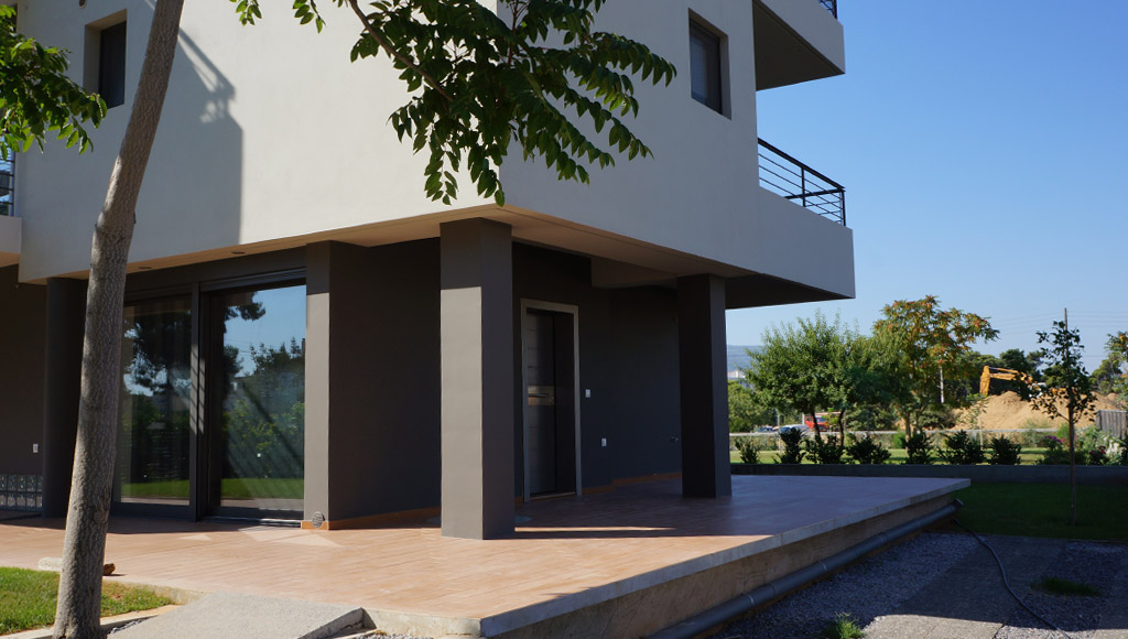 Δύο νέες πενταόροφες πολυκατοικίες με πυλωτή και υπόγειο Χελμού-Ήβης ...